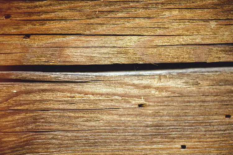 Comment réparer une fissure sur une table en bois ? - MamanSanta Comment réparer une fissure sur une table en bois ? - MamanSanta